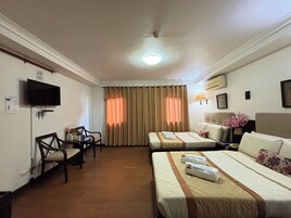 Quarto casal luxo | Escrivaninha, cortinas blackout, ferros/tábuas de passar roupa