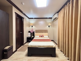 Quarto Superior | Secretária, cortinas/cortinados opacos, ferro/tábua de engomar