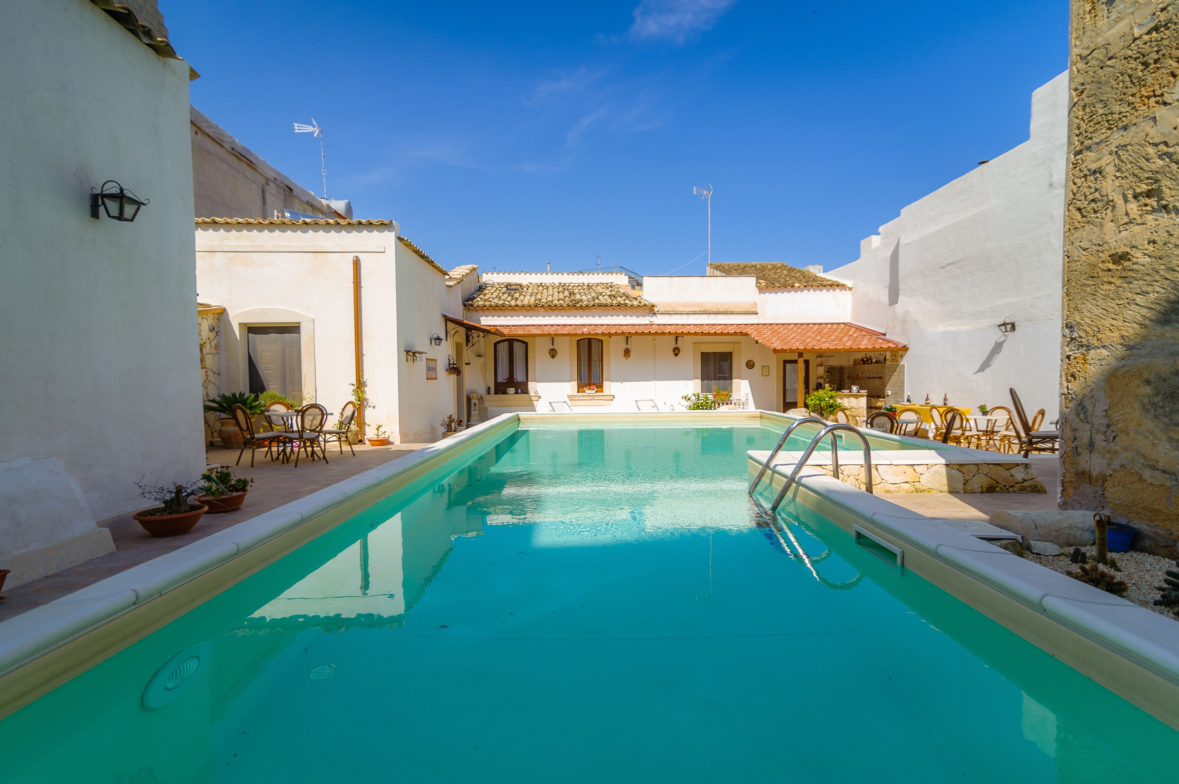 Piscina exterior, espreguiçadeiras 