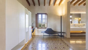 Suite Xereca | 1 quarto, frigobar, cofres nos quartos, individualmente decorados