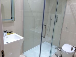 Apartamento, 1 quarto | Casa de banho | Um polibã, artigos de higiene pessoal grátis, um secador de cabelo 