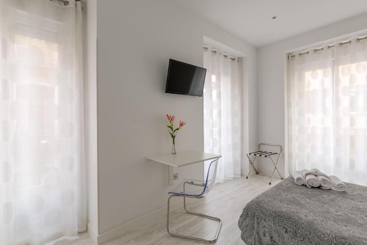 Quarto casal superior | Cofres nos quartos, escrivaninha, cortinas blackout, Wi-Fi de cortesia