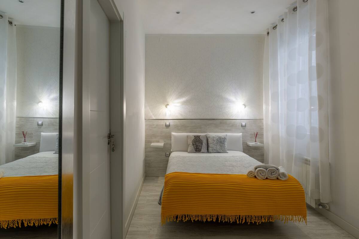 Cofres nos quartos, escrivaninha, cortinas blackout, Wi-Fi de cortesia