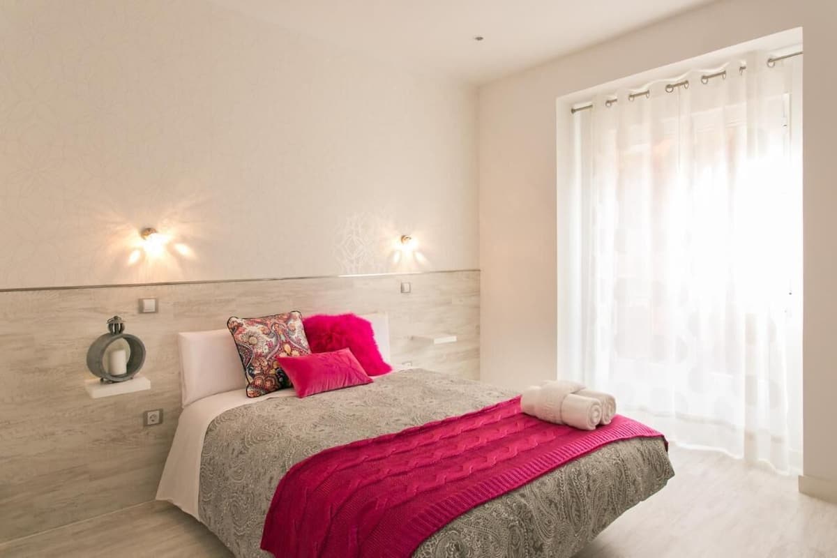 Quarto casal (Exterior) | Cofres nos quartos, escrivaninha, cortinas blackout, Wi-Fi de cortesia