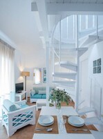 Deluxe 2 Bedroom Residence with Sea View | Área de estar | TV LCD