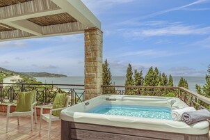 Suíte, 2 quartos, banheira de hidromassagem, vista para o mar | Banheira de hidromassagem