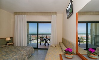 Quarto Triplo, vista para o mar | Roupa de alta qualidade, minibar, cofre no quarto, secretária