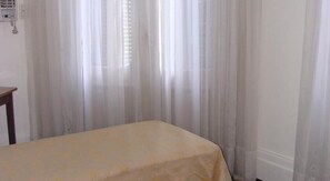 Quarto Duplo | Cofre no quarto, secretária, Wi-fi grátis 