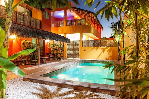 Piscina exterior, uma piscina aquecida, espreguiçadeiras