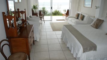 Quarto de Luxo | Minibar, cofre no quarto, ferro/tábua de engomar, Wi-fi grátis