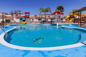 2 piscinas exteriores, guarda-sóis, espreguiçadeiras 