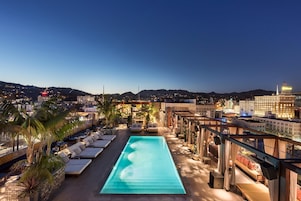 Piscina externa, funciona das 7h às 19h, barracas, guarda-sóis