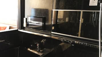 Cozinha equipada com micro-ondas, forno e pia.