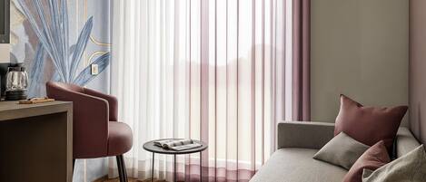 Cofre no quarto, cortinas/cortinados opacos, roupa de cama fornecida