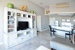 Apartamento, sacada | Área de estar | TV de tela plana, DVD player
