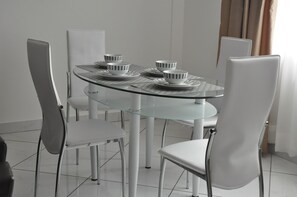 Apartamento Familiar, 1 quarto | Refeições no quarto