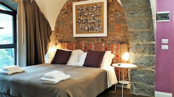 Quarto triplo luxo, 1 quarto, vista para o jardim | Roupas de cama premium, frigobar, cofres nos quartos, escrivaninha