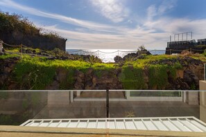 Quarto Triplo Panorâmico, vista para o mar | Vista da varanda