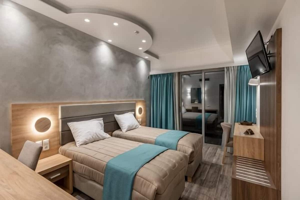 Frigobar, cofres nos quartos, escrivaninha, cortinas blackout