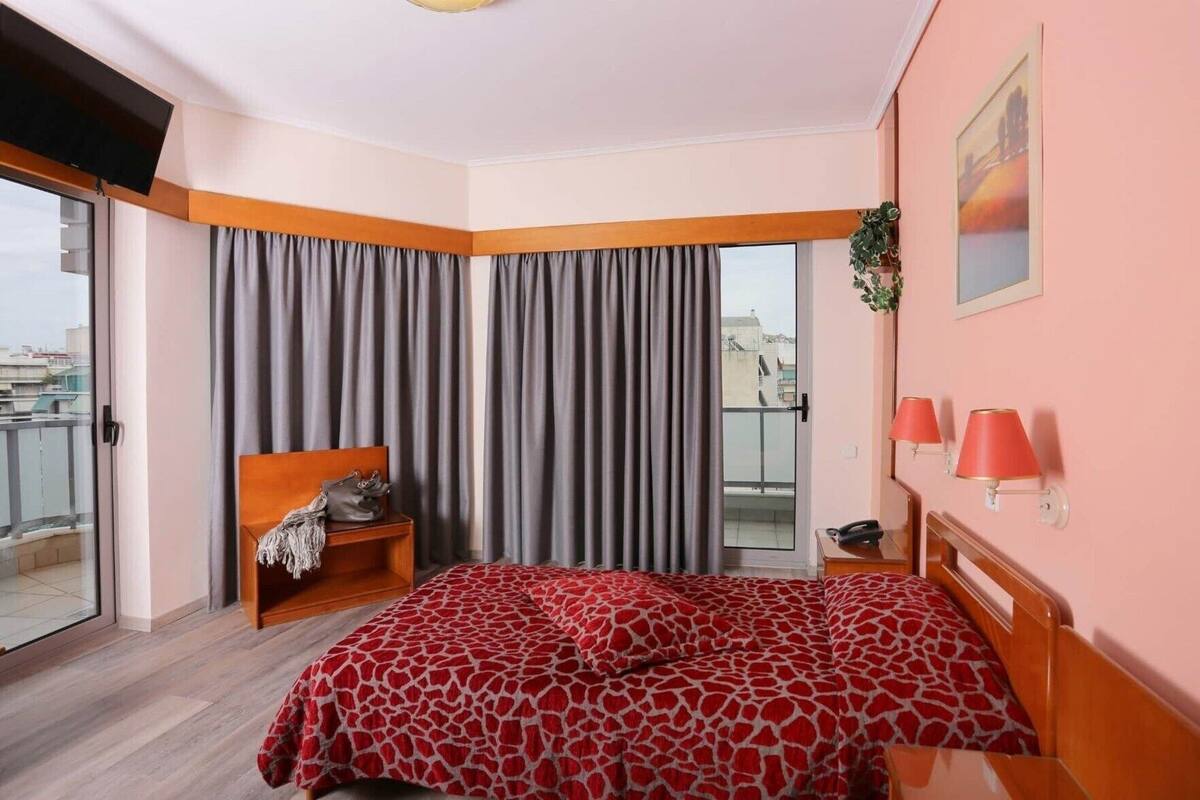 Frigobar, cofres nos quartos, escrivaninha, cortinas blackout