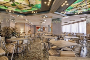 Café da manhã com buffet grátis todos os dias