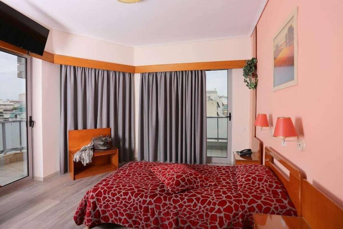 Frigobar, cofres nos quartos, escrivaninha, cortinas blackout