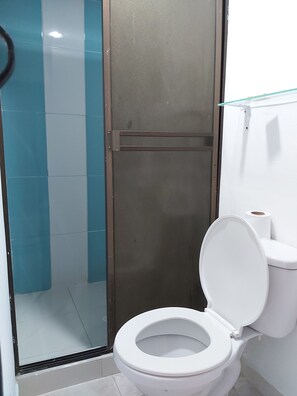 Quarto casal básico | Banheiro | Toalhas de banho, sabonete, papel higiênico