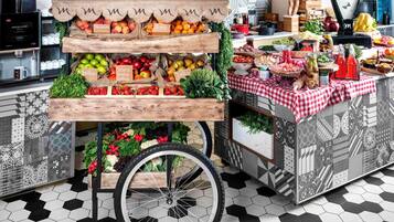 Pequeno-almoço tipo buffet diário (99 PLN por pessoa)