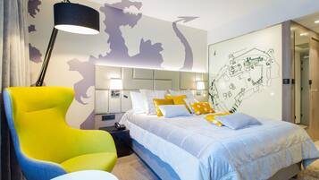 Frigobar, cofres nos quartos, escrivaninha, cortinas blackout