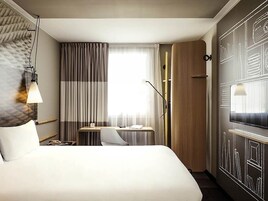 Roupas de cama premium, escrivaninha, espaço de trabalho para notebook