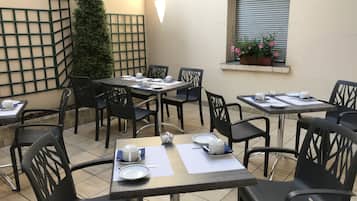 Café da manhã continental todos os dias (EUR 8.50 por pessoa)