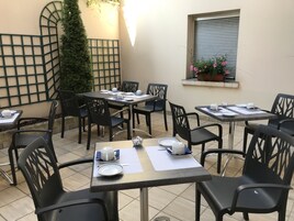 Café da manhã continental todos os dias (EUR 8.50 por pessoa)