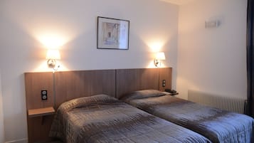 Quarto Twin | Com decoração personalizada, com mobília individualizada, secretária
