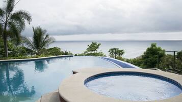 Piscina exterior, espreguiçadeiras