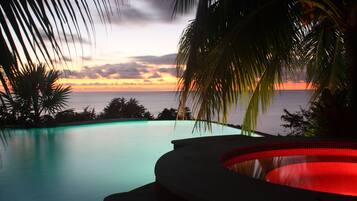 Piscina exterior, espreguiçadeiras