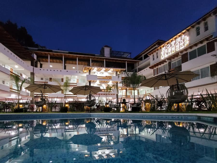 Piscina externa, guarda-sóis, espreguiçadeiras