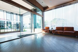 Área de estar no saguão