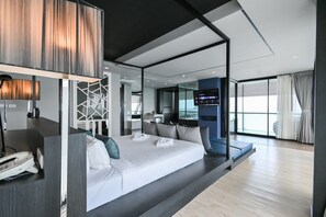 Sea View Suite Room | Cofre no quarto, secretária, cortinas/cortinados opacos