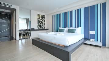 Quarto casal luxo | 1 quarto, cofres nos quartos, escrivaninha, cortinas blackout