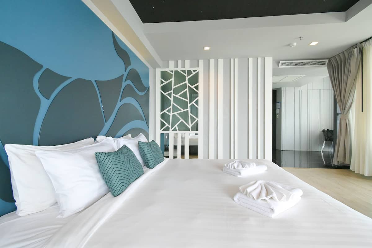 Cofres nos quartos, escrivaninha, cortinas blackout