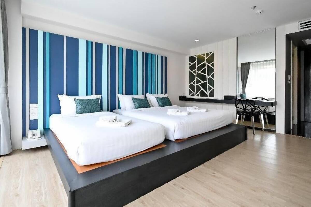 Cofres nos quartos, escrivaninha, cortinas blackout