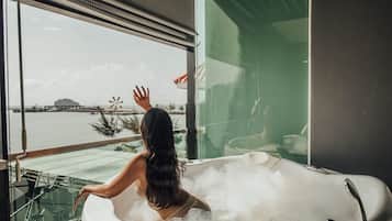 Sea View Room | Cofres nos quartos, escrivaninha, cortinas blackout