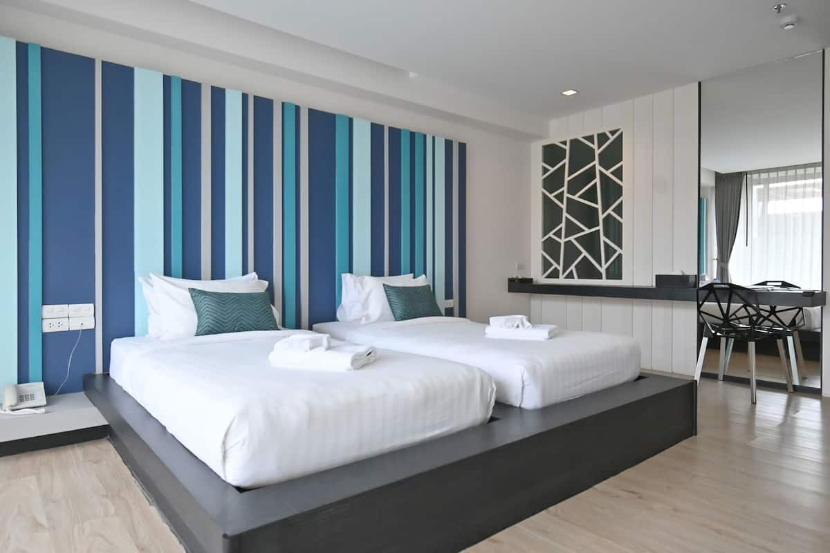 Cofres nos quartos, escrivaninha, cortinas blackout