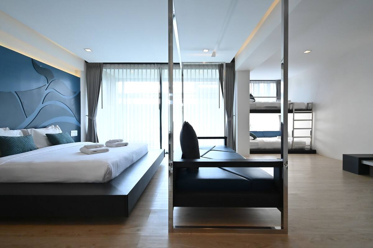 Cofres nos quartos, escrivaninha, cortinas blackout