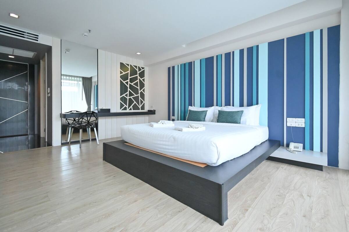 Cofres nos quartos, escrivaninha, cortinas blackout