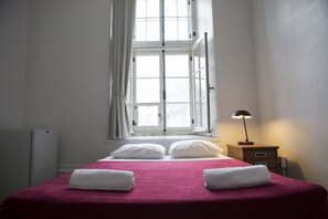 Quarto casal standard, 1 cama de casal, banheiro compartilhado | Escrivaninha, ferros/tábuas de passar roupa, Wi-Fi de cortesia