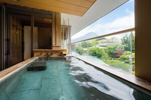 Quarto tradicional, para não fumantes (Yuraku, Open Air Bath, Mt Fuji View) | Banheiro | Chuveiro/banheira combinados, produtos de toalete grátis