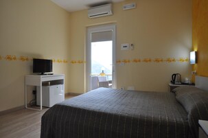 Frigobar, individualmente decorados, escrivaninha, cortinas blackout