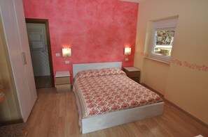 Minibar, com decoração personalizada, secretária