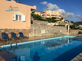 Piscina externa, guarda-sóis, espreguiçadeiras